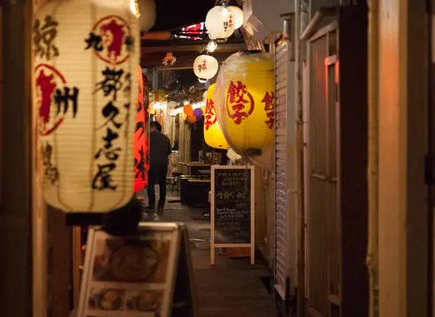 Restaurants and bars under the train tracks | Japan Experience