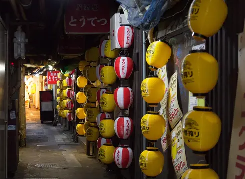 Restaurants and bars under the train tracks | Japan Experience