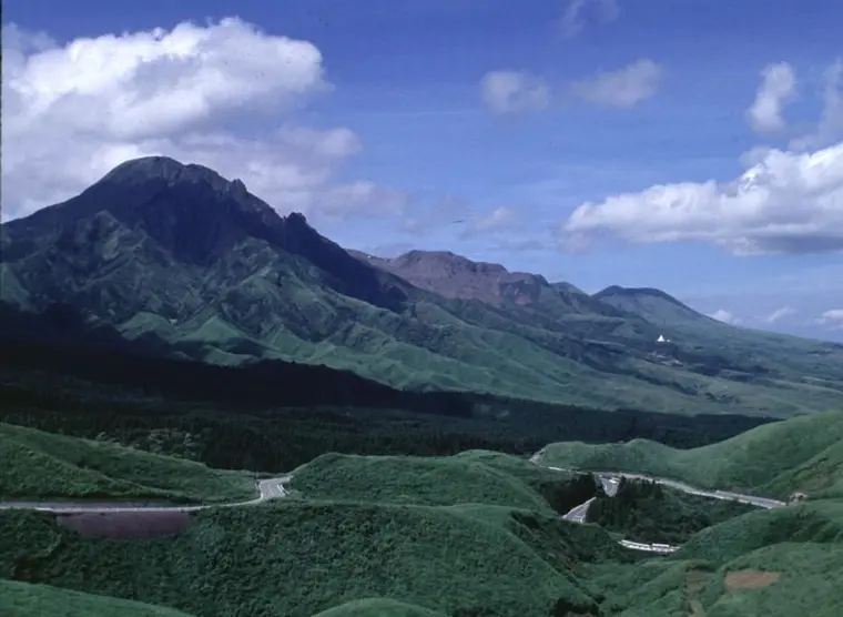 The Five Peaks of Mount Aso | Japan Experience